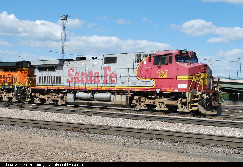 BNSF 687